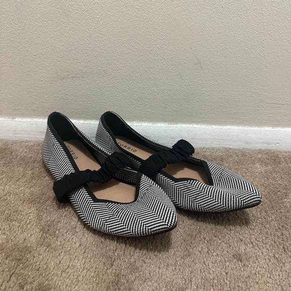torrid | Shoes | Euc Torrid Black And White Flats | Poshmark
